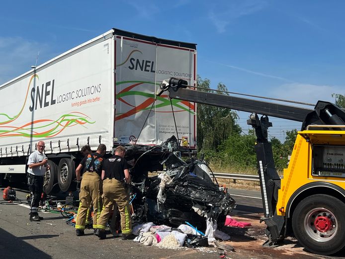 Weg vrijgemaakt na zwaar ongeval met vier vrachtwagens en één auto op ...
