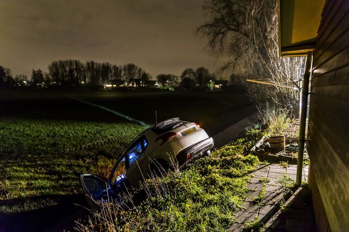 Engels sprekende man rijdt na doodlopende weg sloot in bij Hank ...