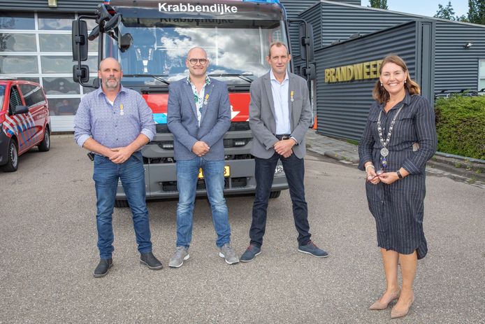 Lintjes voor drie Krabbendijkse brandweermannen | Bevelanden | pzc.nl