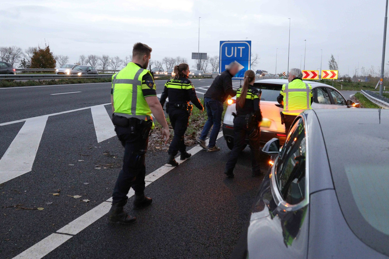 Vijf automobilisten nemen afslag op A59 bij Waalwijk en botsen achterop elkaar | Foto | AD.nl
