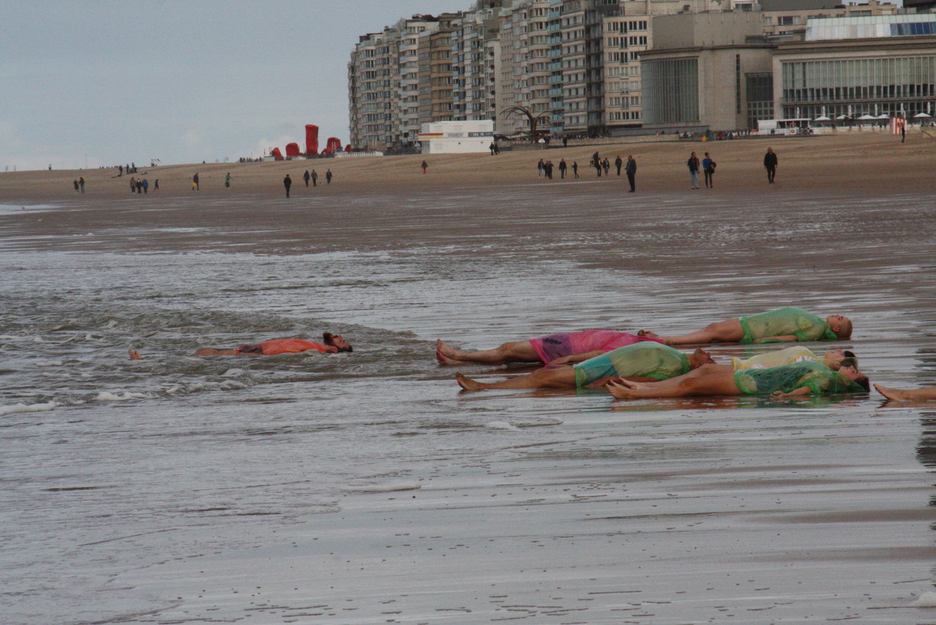 Opmerkelijke fotoshoot op Oostends strand: “Een zwempak en kleurrijke ...