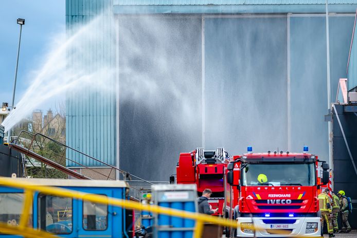 Brand op binnenschip bij Scheldewerf Rupelmonde | Kruibeke | hln.be
