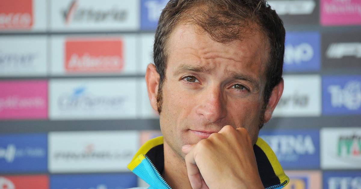 Moment van stilte voor Scarponi bij ploegpresentatie Luik | Wielrennen ...