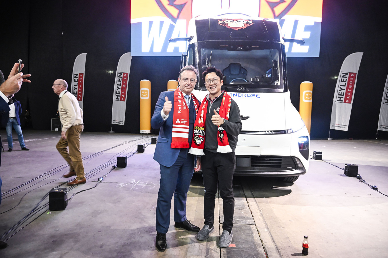 Wat doet Bart De Wever aan het stuur van Chinese e-truck in bomvol ...