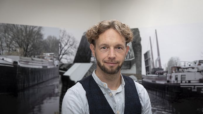 Vanuit de feesttent naar het klaslokaal; Rik Pape uit Vriezenveen gooit ...