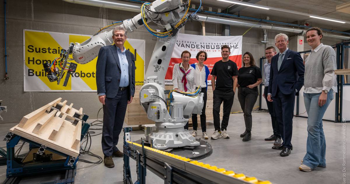 Robot bouwt houten constructies tot zes verdiepingen hoog in nieuwe microfabriek in Aalter: “De ...