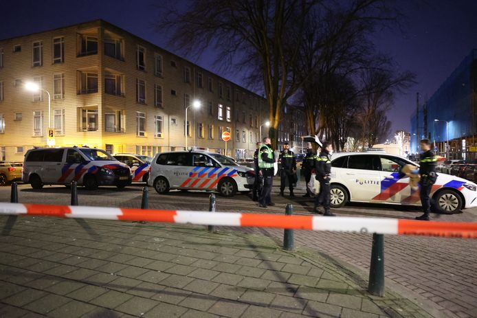 Man (23) wil explosief voor woning leggen, maar blaast eigen hand eraf ...