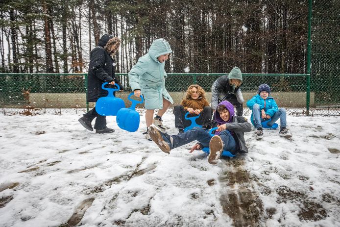 IN BEELD. Sneeuw zorgt voor speeltijd vol plezier in basisschool ...