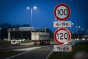 Waarom rijden we nog 100 km/u op de snelweg? | Foto | AD.nl