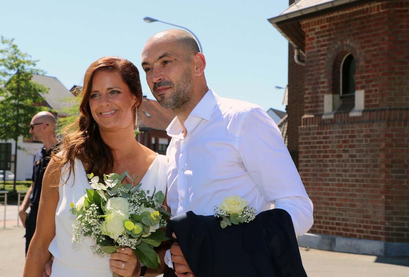 Burgemeester Marianne Verhaert stapt onder stralende zomerzon in het ...