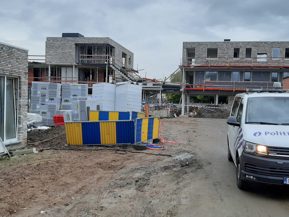 Betonnen loopbrug stort in op bouwwerf: twee arbeiders gewond naar het ...