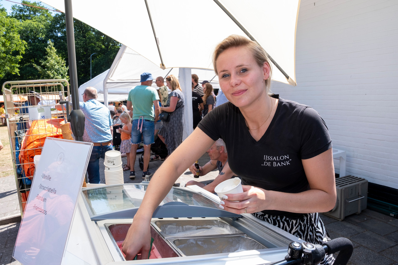 Vakantie! Met een glimlach verwelkomen de 700 bewoners van dit dorp 13. ...