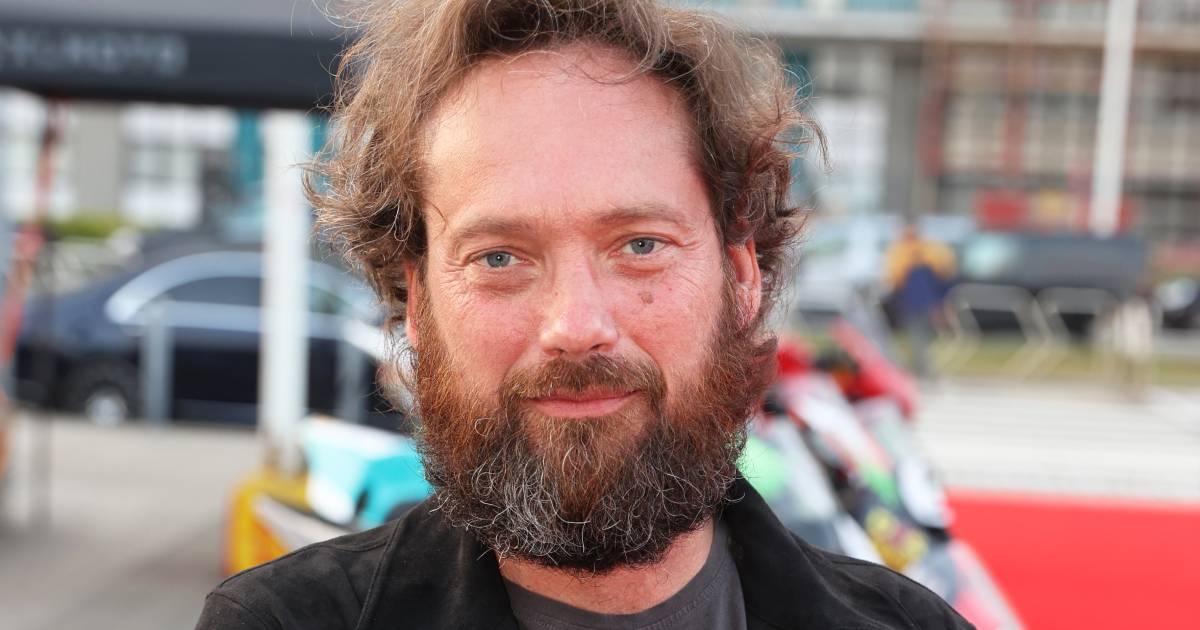 Komiek Thomas Smith brengt Westmalle aan het lachen | Malle | hln.be