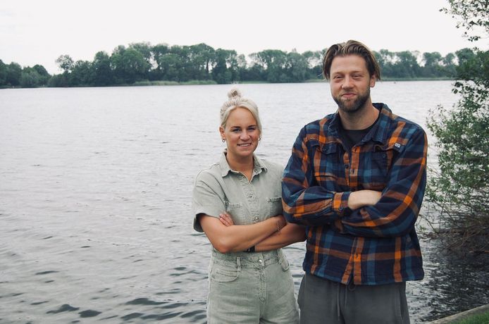 Marloes gaat haar grootste uitdaging aan en zwemt het IJsselmeer over ...