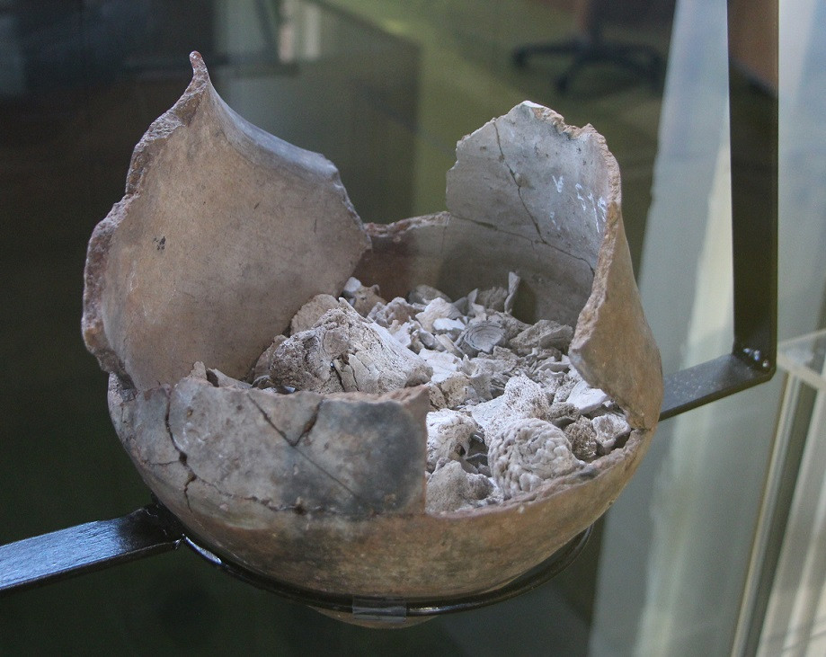 Prehistorische urnen met menselijke resten terug in Eibergen | Foto ...