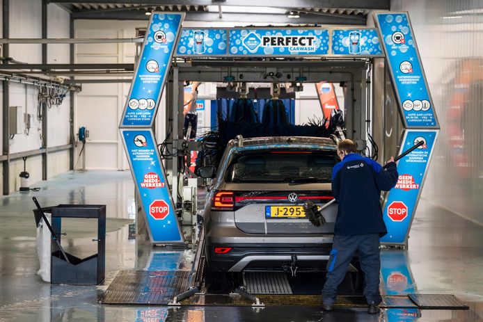 Saharazand zorgt voor topdrukte bij de wasstraat: ‘We hebben extra ...