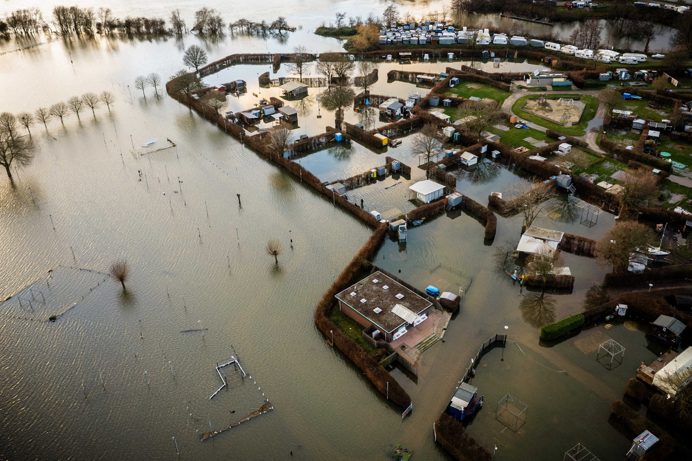 ‘Zorgelijke situatie’ bij IJsselmeer, buitendijkse huizen rond ...