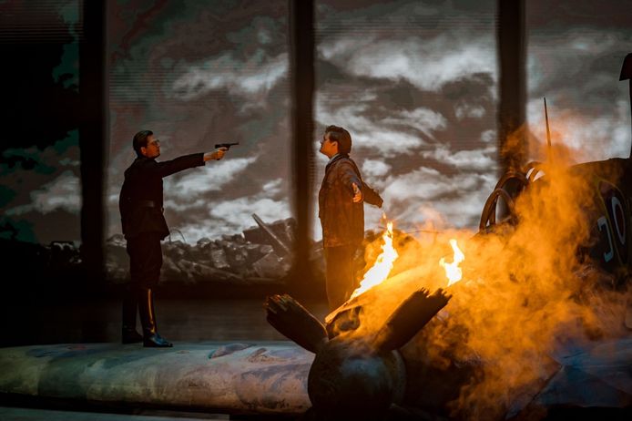 Recensie | Vijf sterren voor 40-45: beklemmend musicalspektakel met fenomenale Soy Kroon ...