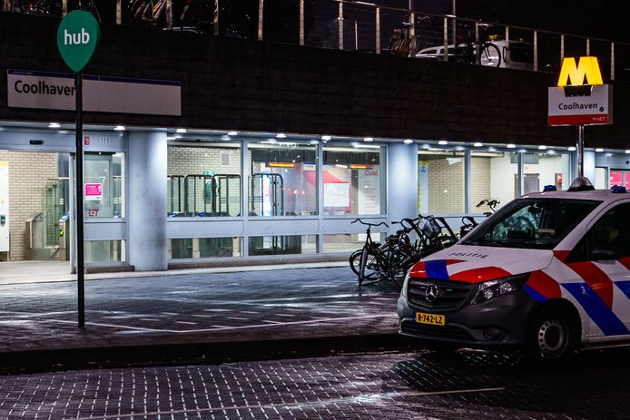 Rotterdammer (19) opgepakt voor steekpartij bij metrostation Coolhaven ...
