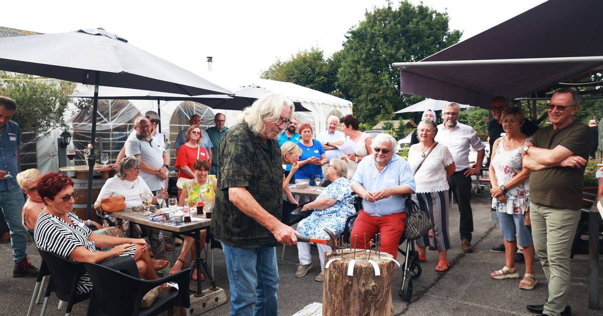 Bewoners Oeverstraat verbroederen rond de barbecue én nageltje klop ...
