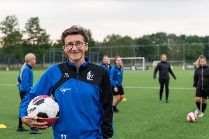 Marja stopt na 50 jaar met voetballen: 'Het leeftijdsverschil wordt wel ...