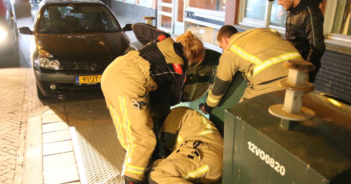 Man gooit per ongeluk telefoon in de ondergrondse container, brandweer schiet te hulp | Den Haag ...