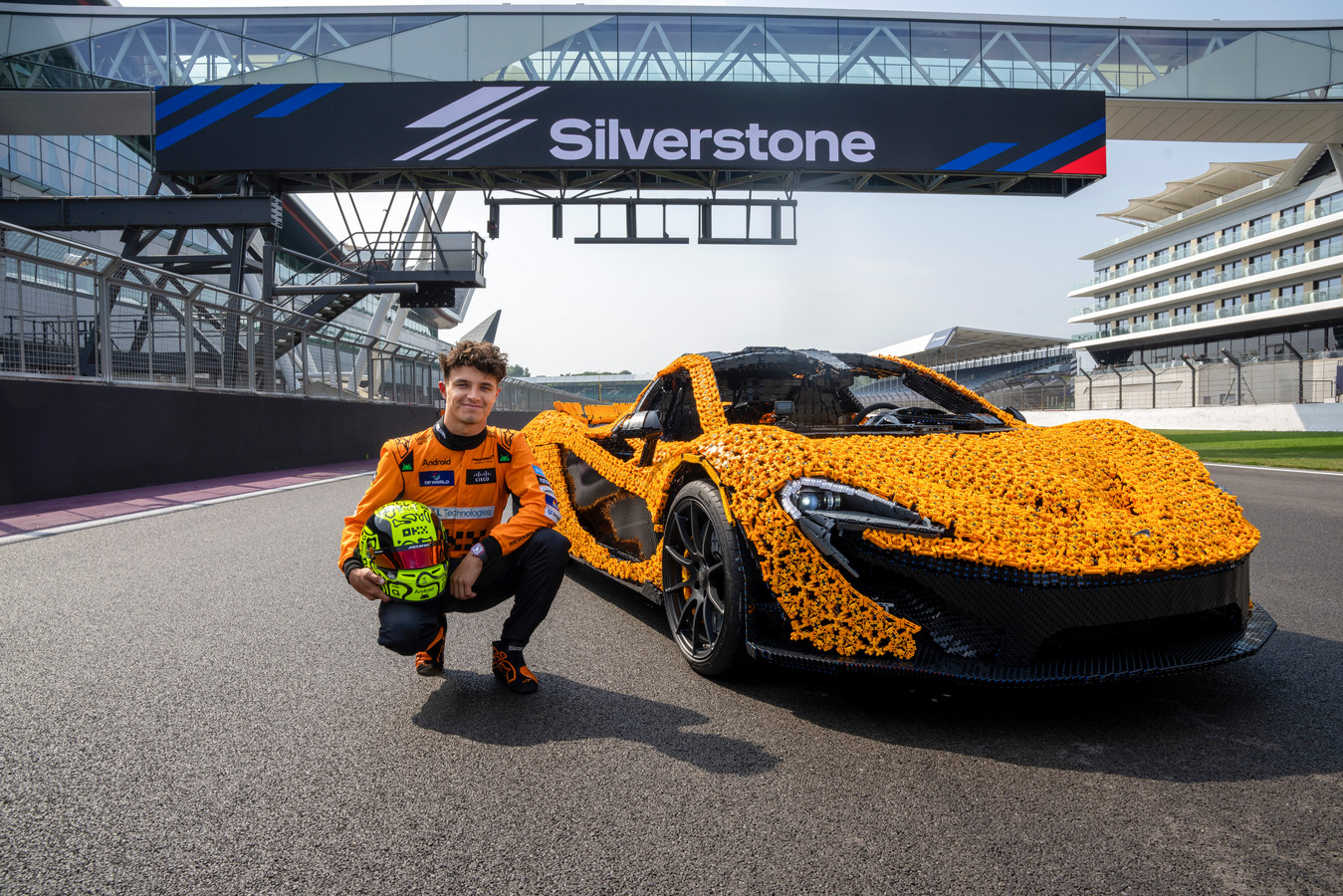 Lando Norris speelt op Silverstone met Lego-McLaren op ware grootte ...