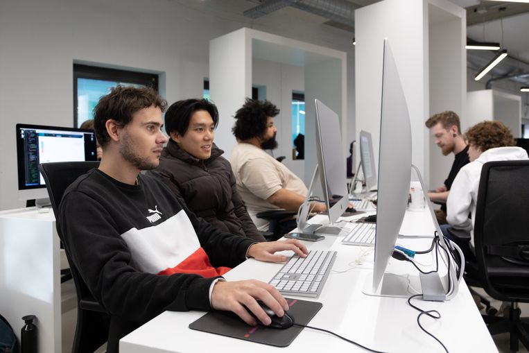 Eerste alumni gratis Amsterdamse programmeerschool aan het werk: ‘Dit ...
