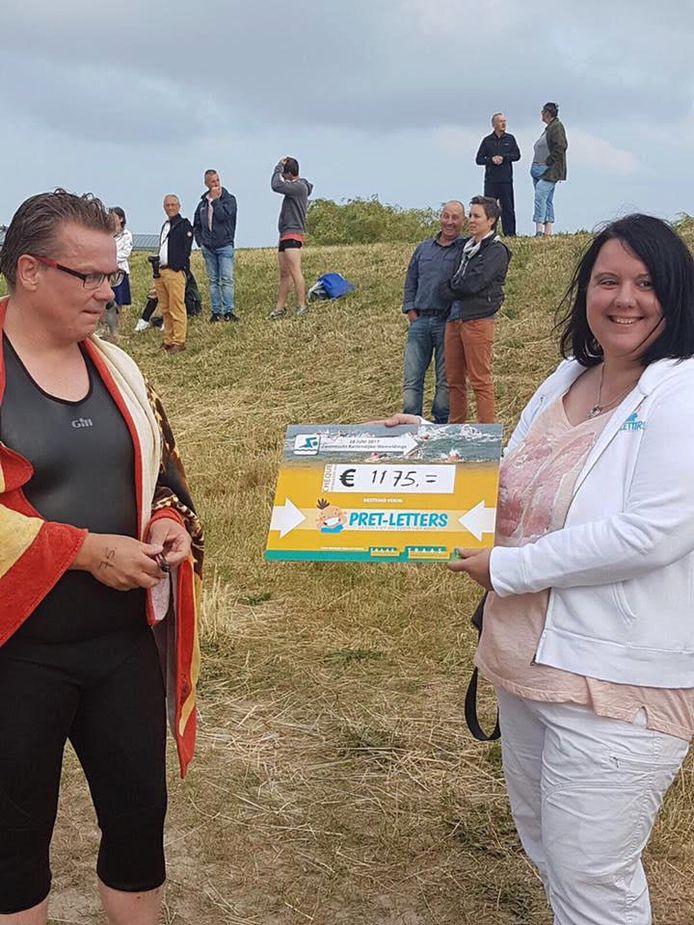 Peter Traas zwemt naar Wemeldinge voor het goede doel | Bevelanden | pzc.nl