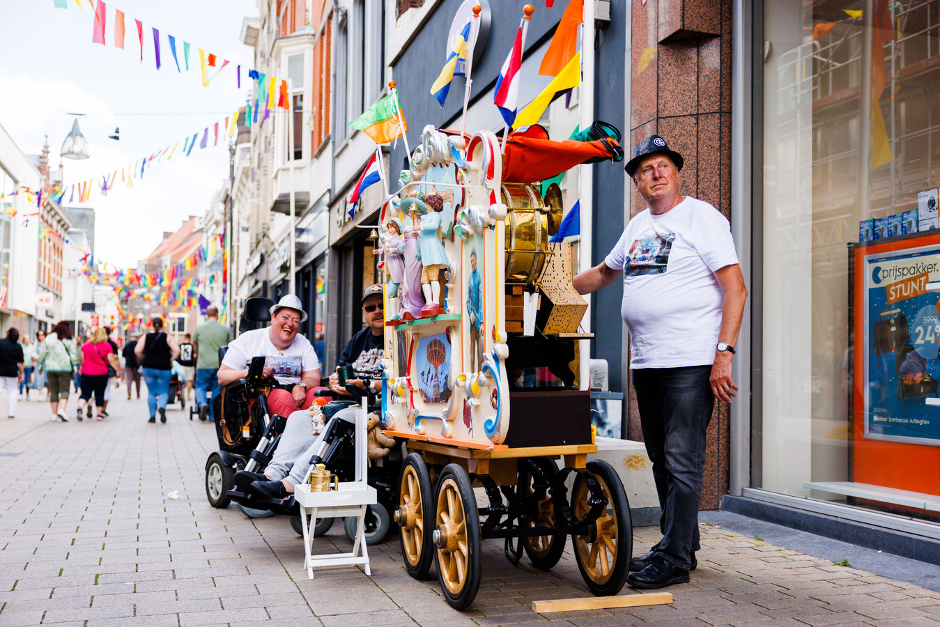 Zot Joke staat in Tilburg weer te genieten van het draaiorgel | Foto ...
