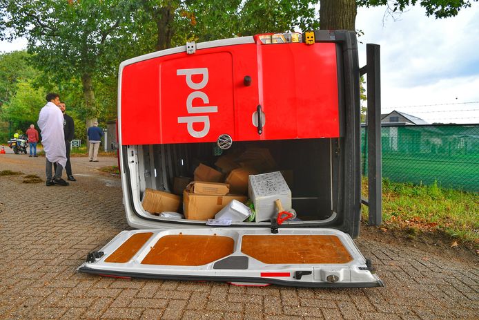 Pakketjes lopen vertraging op: DPD bezorgbus betrokken bij ongeval in ...