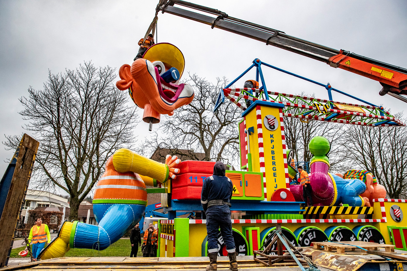 Zwieren, zwaaien, (de)monteren en doorrrr: deze carnavalswagen trekt ...