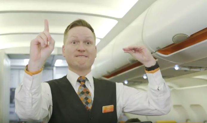 Humor van easyJet: 'Hier graag een stokbroodje kip' | Reizen | AD.nl
