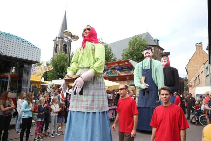 Reuzen wandelen op jaarmarkt | Sint-Genesius-Rode | hln.be