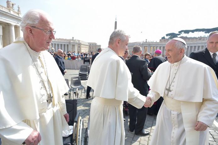 Pater Johan viert zilveren jubileum als priester: “Paus worden? Dat is ...