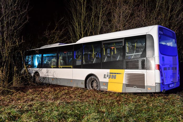 Zwaar ongeval tussen bus van De Lijn en personenwagen: één dodelijk ...