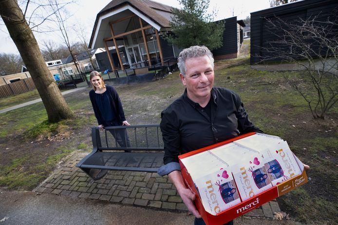 Geert bedankt zorgcentrum met 455 doosjes Merci voor goede zorgen tot ...