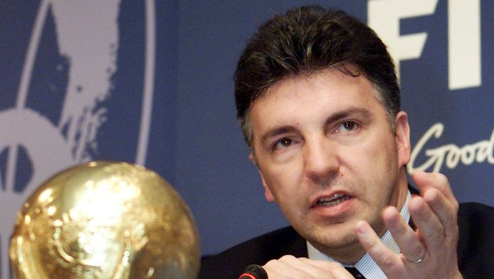 Zen-Ruffinen overweegt kandidatuur bij FIFA | Sport | AD.nl