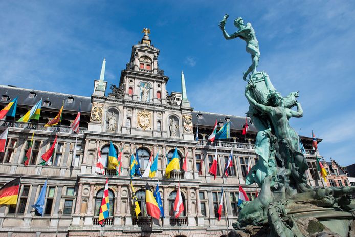 Wist je dat ... er jaarlijks meer dan 80 vlaggen het stadhuis sieren ...