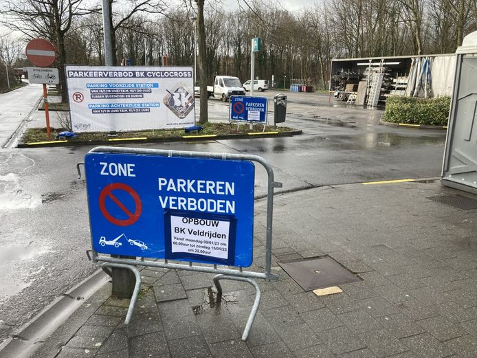 Parkeerverboden aan station door BK Cyclocross | Lokeren | hln.be