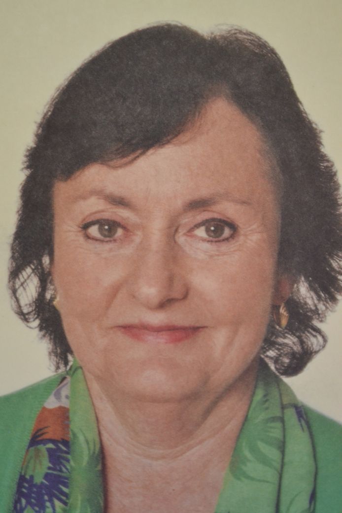Bomvolle kerk neemt afscheid van juf Roos (58) | Oostkamp | hln.be