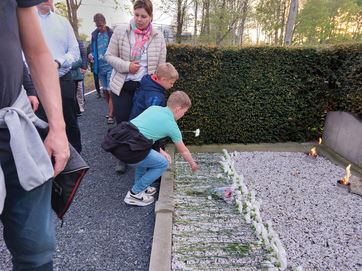 Een extra eerbetoon tijdens Dodenherdenking aan de Tien van Renesse ...