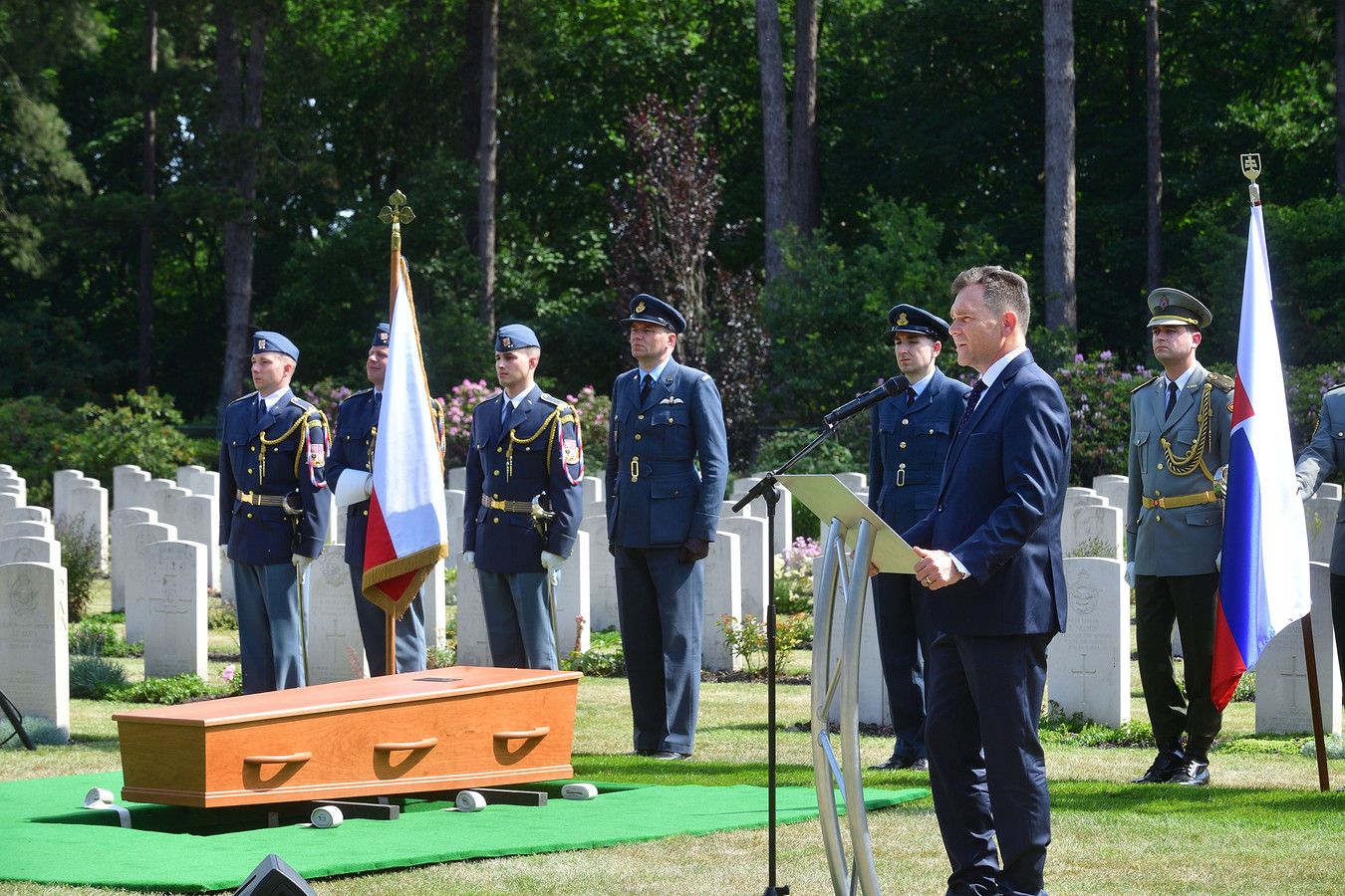 Eervol afscheid vijf militairen: ‘Ze hebben familie niet verlaten om ...