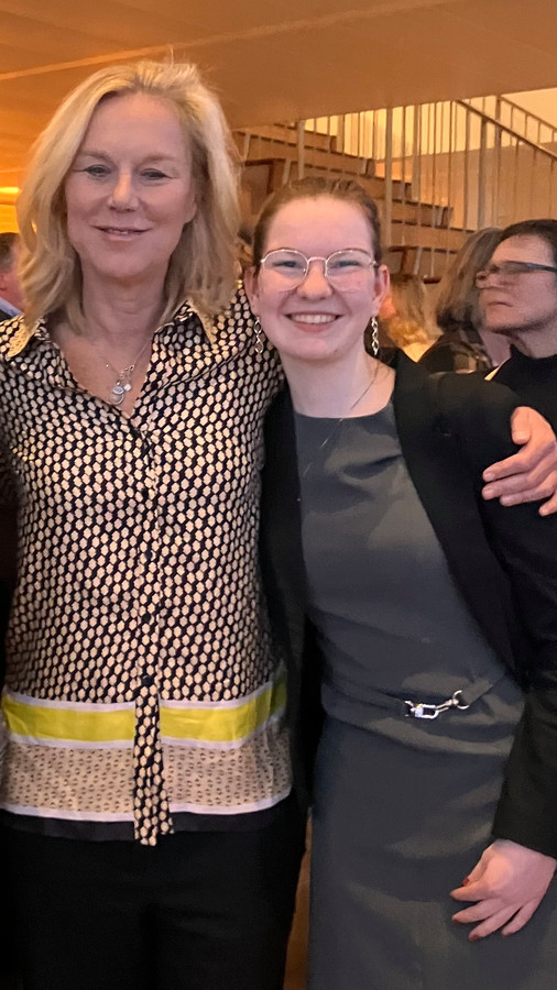 Sophie (15) is gek op politiek en mocht aanschuiven bij D66: ‘Kaag is ... Sophie (15) is gek op politiek en mocht aanschuiven bij D66: ‘Kaag is ...