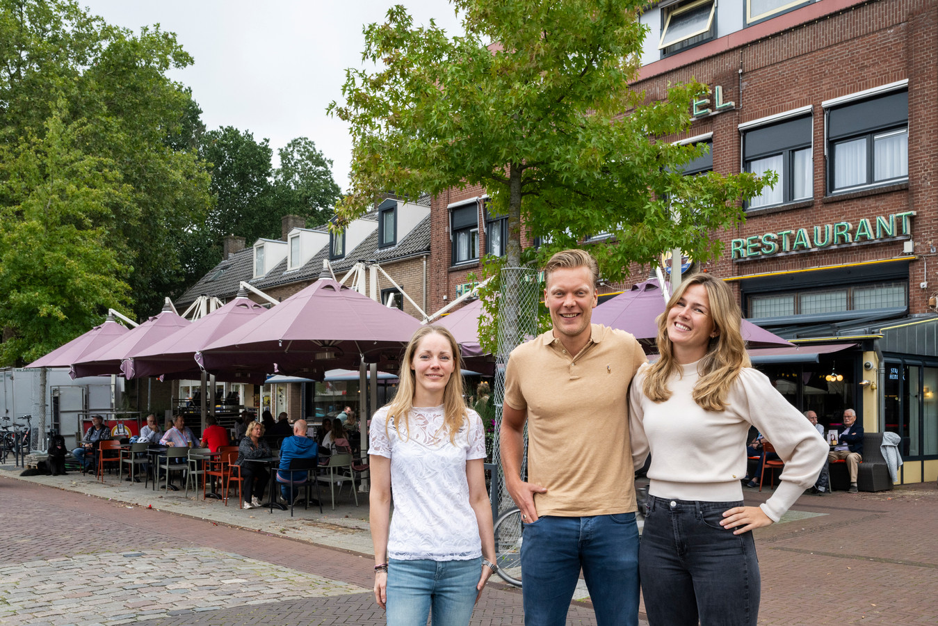 Wisseling van de wacht in het Wapen van Elst; na 77 jaar draagt de ...