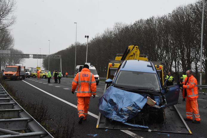 In beeld: zo zag de chaos eruit na spookrijder-ongeval op A12 | Chaos na heftig ongeval met ...
