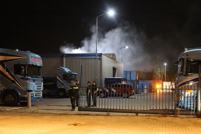 Autobanden vatten vlammen bij industriebrand in loods Uden | Uden ...