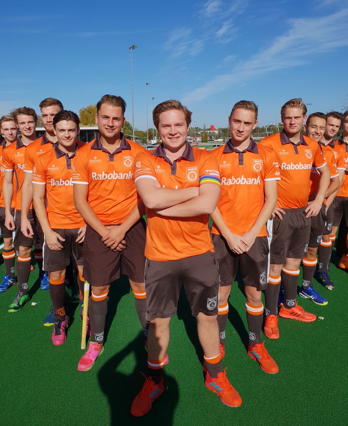 In beeld: alle aanvoerders met regenboogbanden op de hockeyvelden | Sport Arnhem | gelderlander.nl