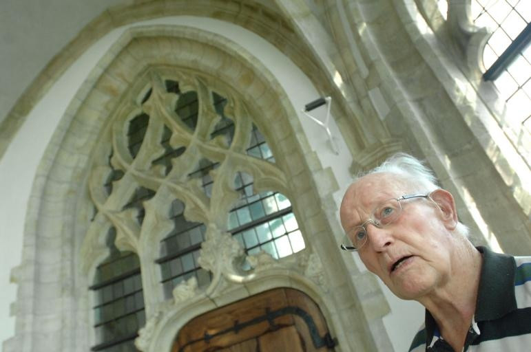 Eindelijk oog in oog met zijn raamwerk | Foto | AD.nl