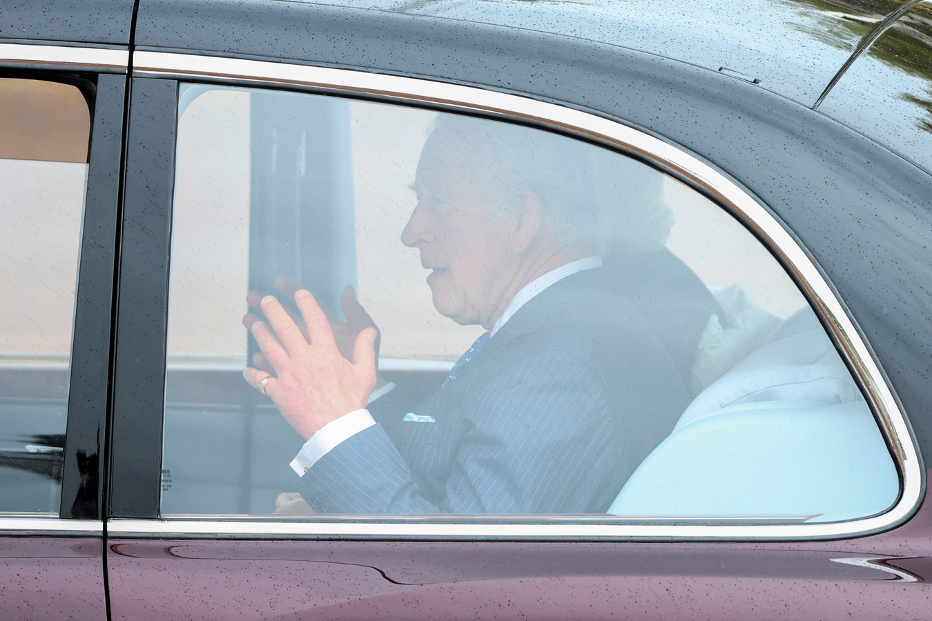 Cérémonie solennelle, foule conquise et Harry souriant: ce qu’il faut ...